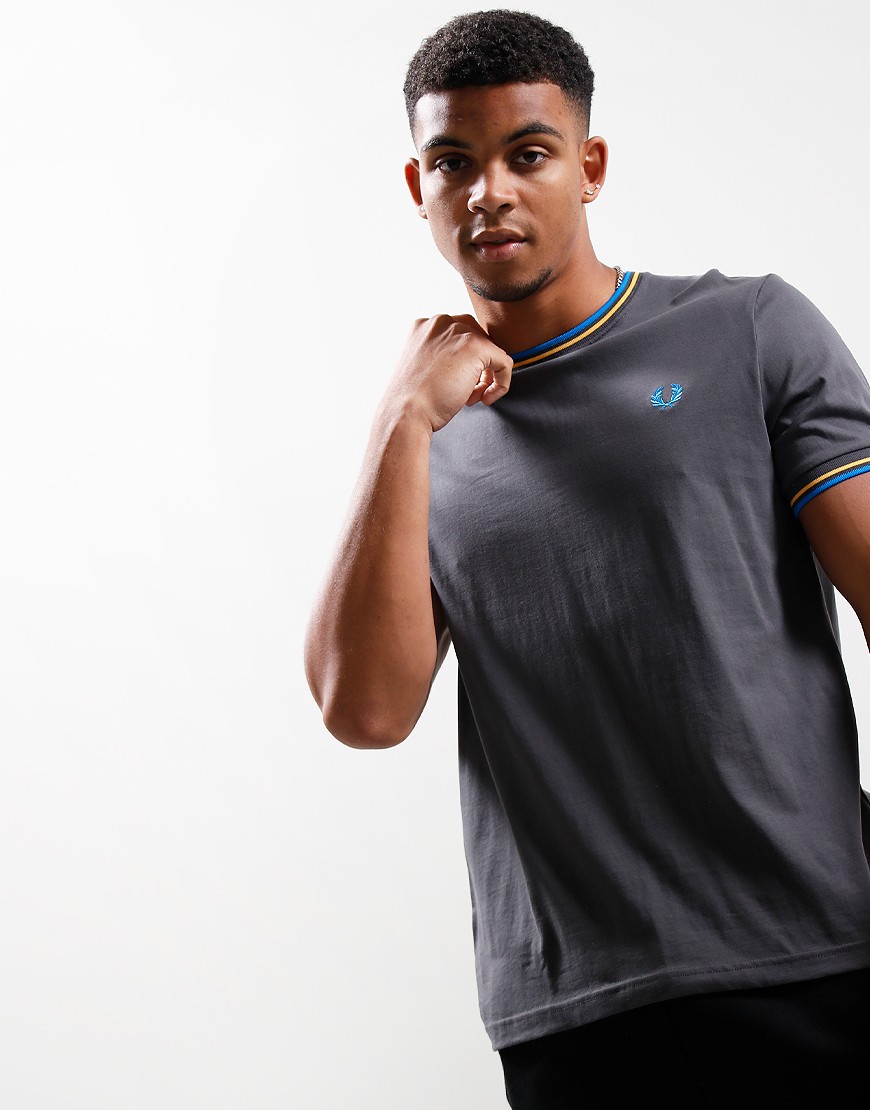 Fred Perry Twin Tipped T-shirt Gun metal/Golden Hour/ KGFI - Terraces ...